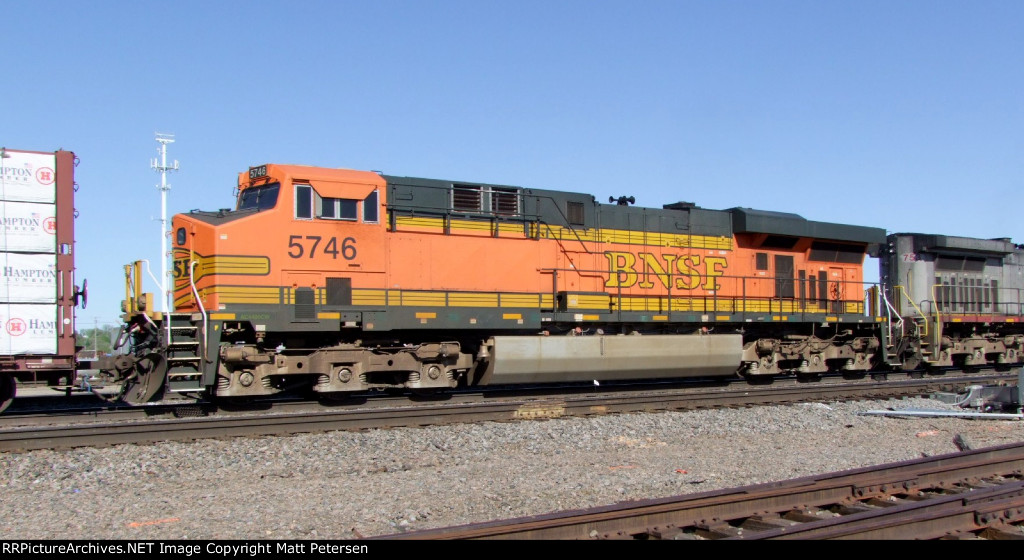 BNSF 5746